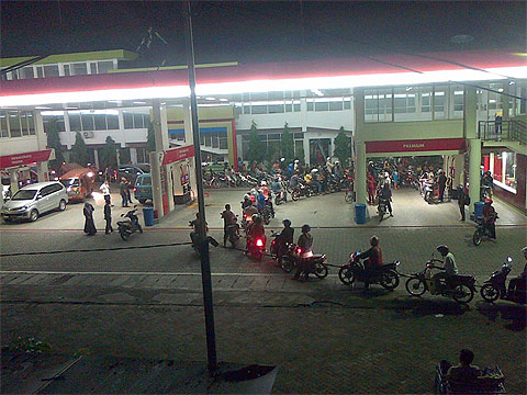 Jelang Kenaikan BBM, Antrean Mengular – Suara Surabaya