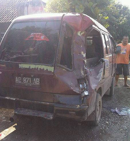 Remuk Tertimpa Ban Trailer – Suara Surabaya