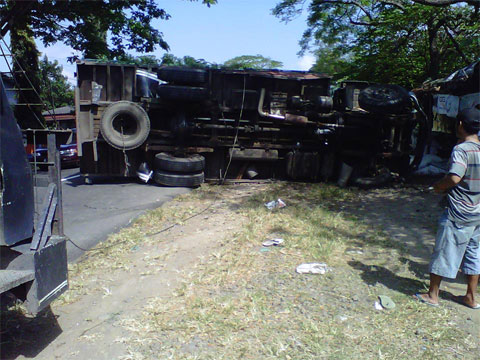 Truk Pengangkut Pakan Ayam Terguling – Suara Surabaya