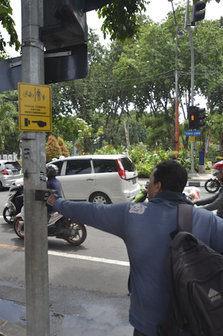 Pedestrian Crossing Traffic Light, Penting – Suara Surabaya