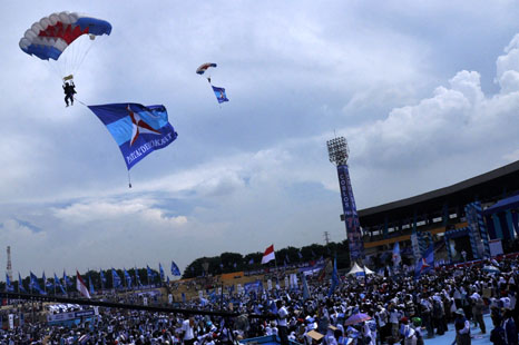 Penerjun di Kampanye Demokrat – Suara Surabaya