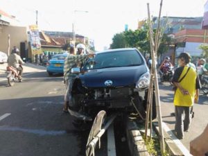 Mobil Tabrak Rambu dan Median Jalan – Suara Surabaya