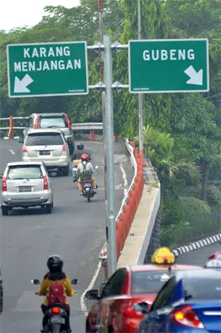 Rambu Baru Cegah Salah Pilih Lajur – Suara Surabaya