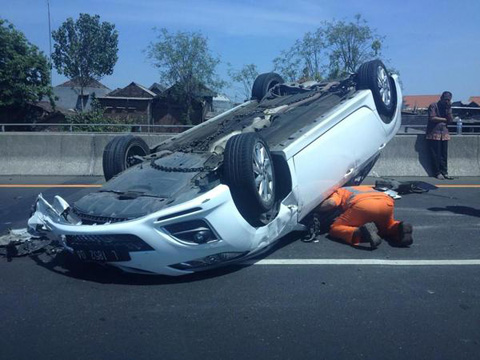 Mobil Terbalik di Tengah Tol – Suara Surabaya