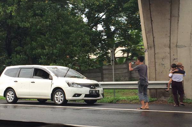 Pohon Tumbang di Tol Timpa Tiga Mobil – Suara Surabaya Pohon Tumbang di Tol Timpa Tiga Mobil – Suara Surabaya