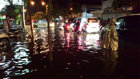 Mogok Gara-gara Banjir di Dharmawangsa – Suara Surabaya
