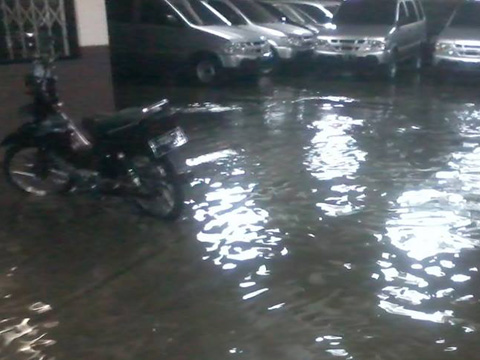 Basement Bank Mayapada Banjir – Suara Surabaya