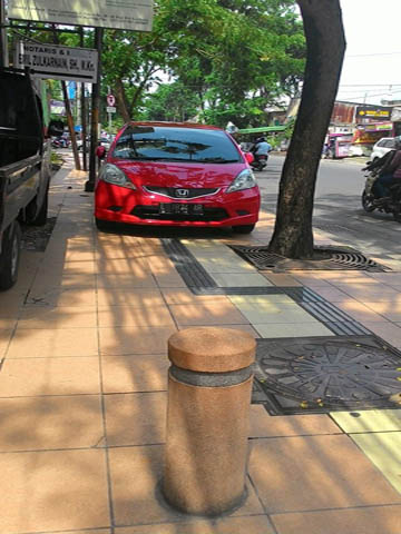 Parkir VIP Bisa Juga di Trotoar – Suara Surabaya