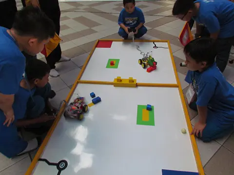 Kontes Robot Konsep Permainan Tradisional – Suara Surabaya