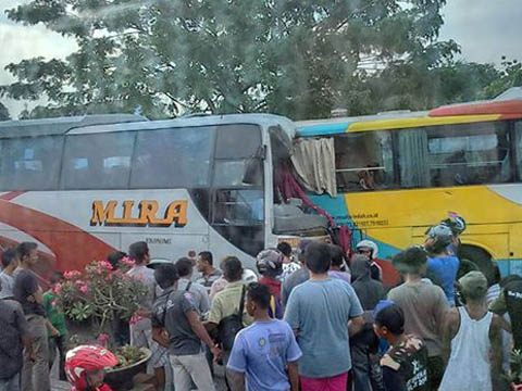 Bus Mira vs Rosalia Indah di Ngawi – Suara Surabaya