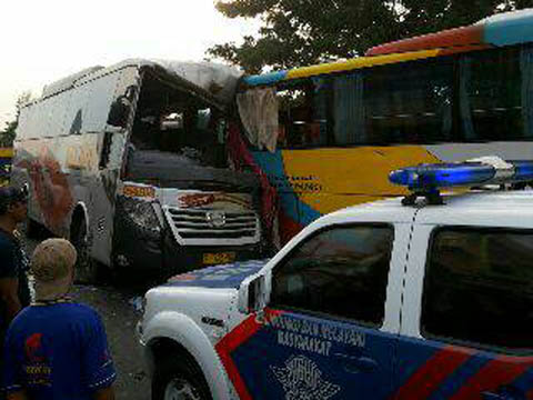 Tabrakan Frontal, Kronologi Belum Jelas – Suara Surabaya