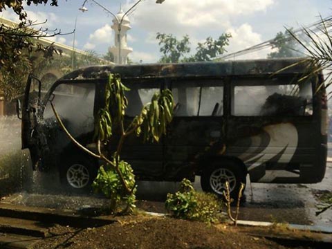 Sopir Istirahat, Mobil Elf Terbakar – Suara Surabaya