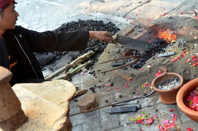 Seni Tempa Logam Khas Indonesia – Suara Surabaya