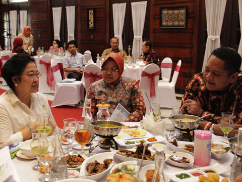 Risma Menunjukan Batik Hasil Eks Lokalisasi – Suara Surabaya