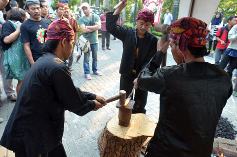 Seni Tempa Logam Khas Indonesia – Suara Surabaya