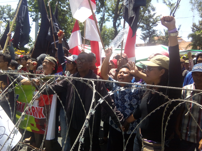 Demo di Depan KPU – Suara Surabaya