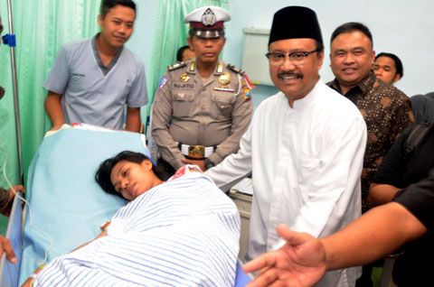 Gus Ipul Sambangi Korban Kapal Tenggelam – Suara Surabaya