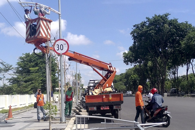 Pasang PJU di Frontage road Sisi Barat – Suara Surabaya