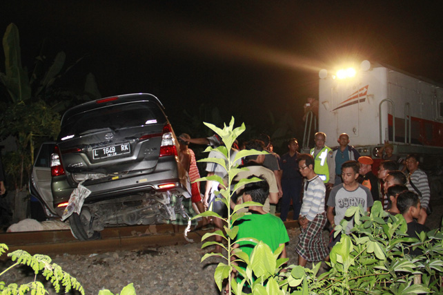 Ini Kronologi Kecelakaan Maut Innova vs Dhoho – Suara Surabaya Ini Kronologi Kecelakaan Maut Innova vs Dhoho – Suara Surabaya