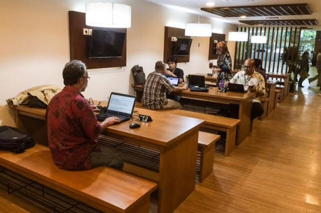 Press Room DPR RI ala Cafe – Suara Surabaya