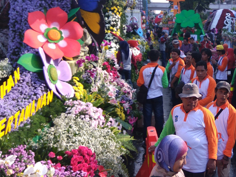 Parade Bunga Sambut HUT Kota Surabaya – Suara Surabaya