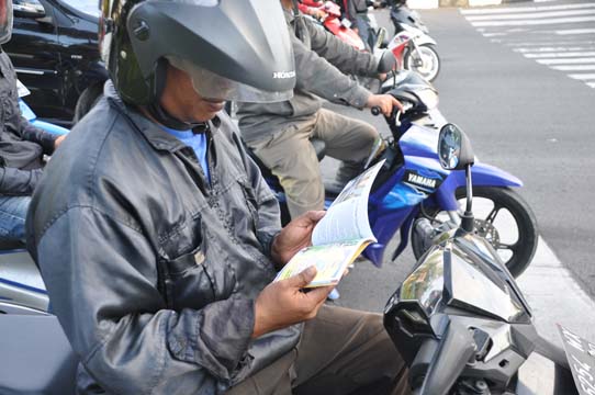 Sebar Peta Mudik 2016 di HR Muhammad – Suara Surabaya