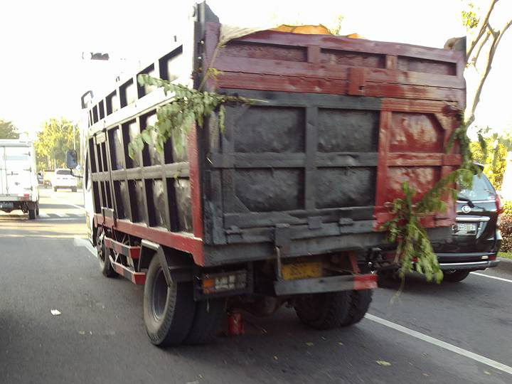 Truk Patah As Roda di Simpang Empat MERR – Suara Surabaya