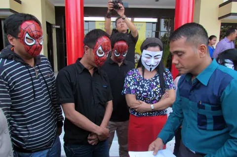 Pijet Plus-Plus Ngagel Digerebek – Suara Surabaya