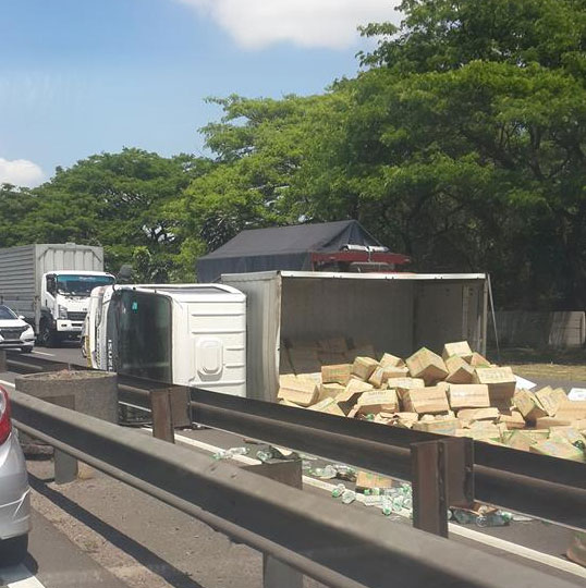 Muat Air Mineral Terguling di Tol Sidoarjo – Suara Surabaya