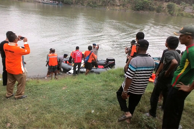 Tiga Santri Tenggelam di Sungai Brantas Ditemukan Meninggal Semua – Suara Surabaya