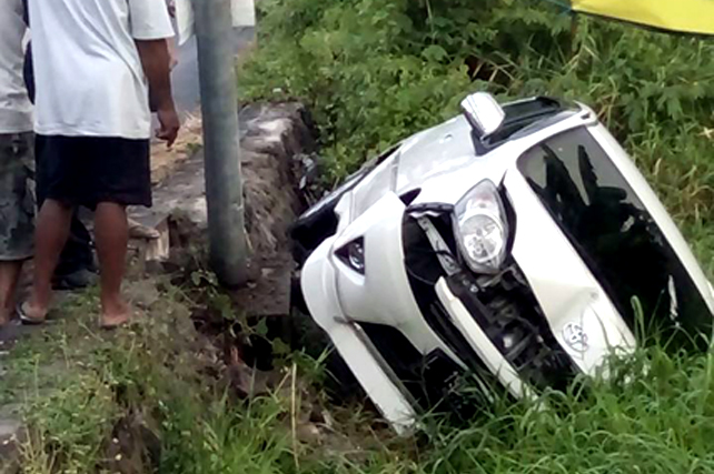 Ngantuk, Remaja Bawa Agya Masuk Parit – Suara Surabaya