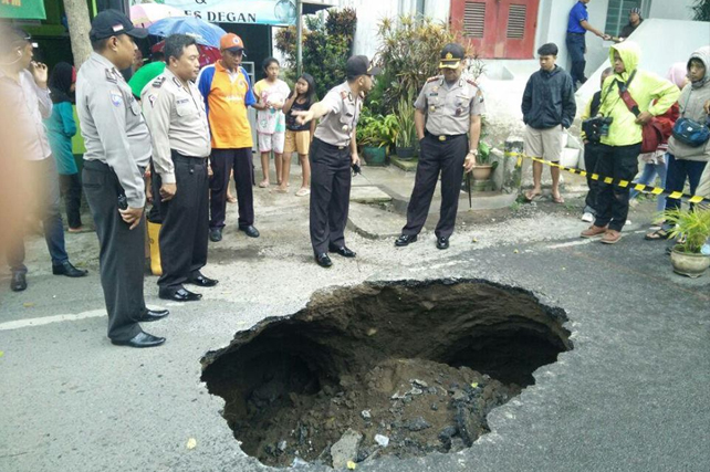 Jalan Terusan Bondowoso di Malang Tiba-tiba Ambles – Suara Surabaya Jalan Terusan Bondowoso di Malang Tiba-tiba Ambles – Suara Surabaya