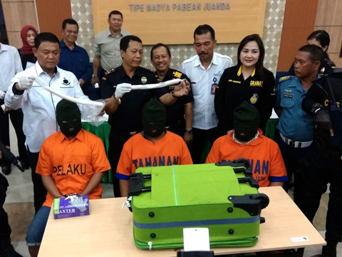 Narkoba Jaringan Malaysia di dalam Gagang Koper – Suara Surabaya