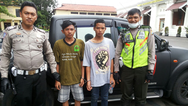 Jambret di RSAL Dikejar Warga Sampai SPBU Margorejo dan Tertangkap ... Jambret di RSAL Dikejar Warga Sampai SPBU Margorejo dan Tertangkap ...