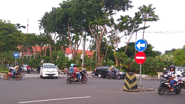 Baru Diperbaiki, Rambu di Pertigaan Ondomohen Sudah Dilanggar – Suara ...