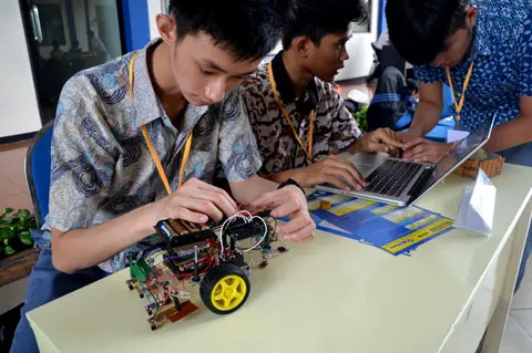Lomba Robot Line Follower se Jawa Timur – Suara Surabaya