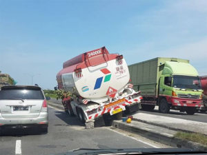 Truk Tangki Naik ke Pembatas Jalan – Suara Surabaya