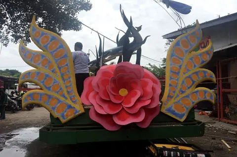 Persiapan Pawai Bunga – Suara Surabaya