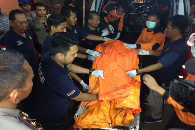 8 Jenasah Korban Kebakaran Pabrik Petasan di Tangerang Tiba di RS Polri ... 8 Jenasah Korban Kebakaran Pabrik Petasan di Tangerang Tiba di RS Polri ...