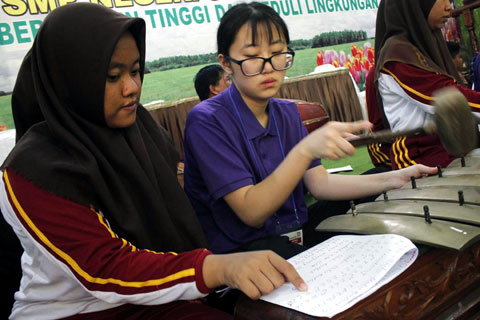 Pelajar Korea Jajal Main Gamelan – Suara Surabaya