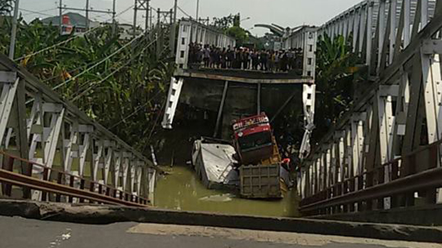 Jembatan Widang Tuban Ambruk, Arus Lalu Lintas Dialihkan – Suara Surabaya Jembatan Widang Tuban Ambruk, Arus Lalu Lintas Dialihkan – Suara Surabaya