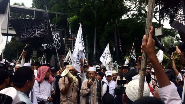 Ribuan Massa Aksi Bela Tauhid 211 Berkumpul di Monas – Suara Surabaya Ribuan Massa Aksi Bela Tauhid 211 Berkumpul di Monas – Suara Surabaya
