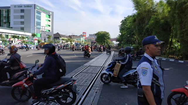 Blok Rel Perlintasan KA Wonokromo Resmi Dibuka – Suara Surabaya Blok Rel Perlintasan KA Wonokromo Resmi Dibuka – Suara Surabaya