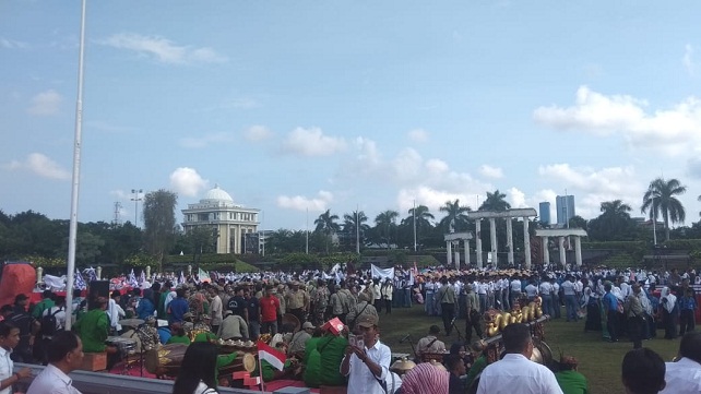 Ratusan Relawan dan Pelajar Siap Sambut Gubernur Baru di Tugu Pahlawan ... Ratusan Relawan dan Pelajar Siap Sambut Gubernur Baru di Tugu Pahlawan ...