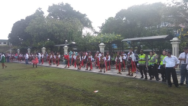 Ratusan Relawan dan Pelajar Siap Sambut Gubernur Baru di Tugu Pahlawan ... Ratusan Relawan dan Pelajar Siap Sambut Gubernur Baru di Tugu Pahlawan ...