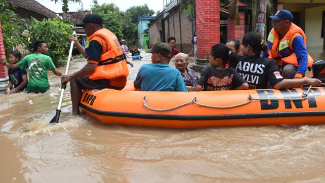 Kemensos Salurkan Rp724 Juta untuk Penanganan Banjir Jatim – Suara Surabaya