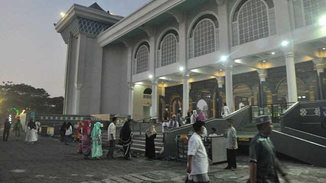 Jemaah Salat Idul Fitri Berdatangan di Masjid Al-Akbar Surabaya – Suara ... Jemaah Salat Idul Fitri Berdatangan di Masjid Al-Akbar Surabaya – Suara ...