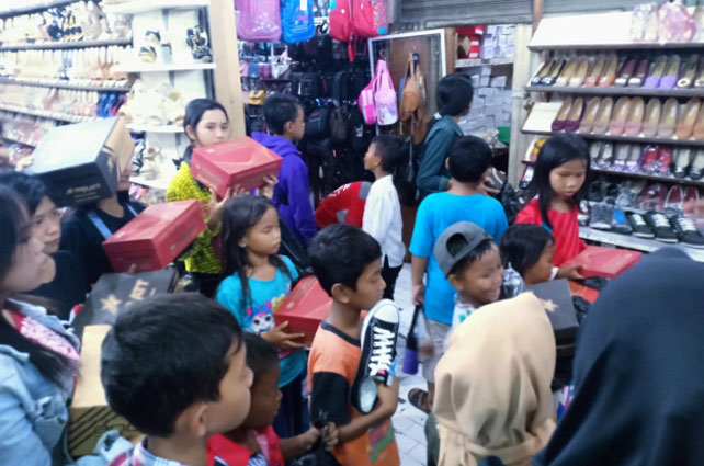 Baksos, Ajak Anak-Anak Kurang Mampu Belanja Kebutuhan Sekolah – Suara ... Baksos, Ajak Anak-Anak Kurang Mampu Belanja Kebutuhan Sekolah – Suara ...