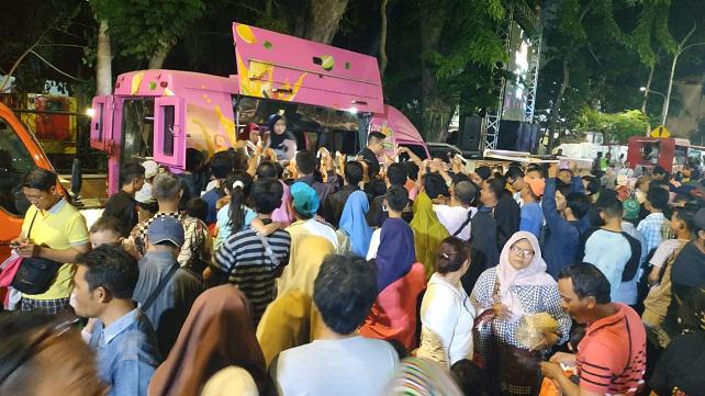 Pesta Rakyat dan Kuliner Gratis di Grahadi – Suara Surabaya