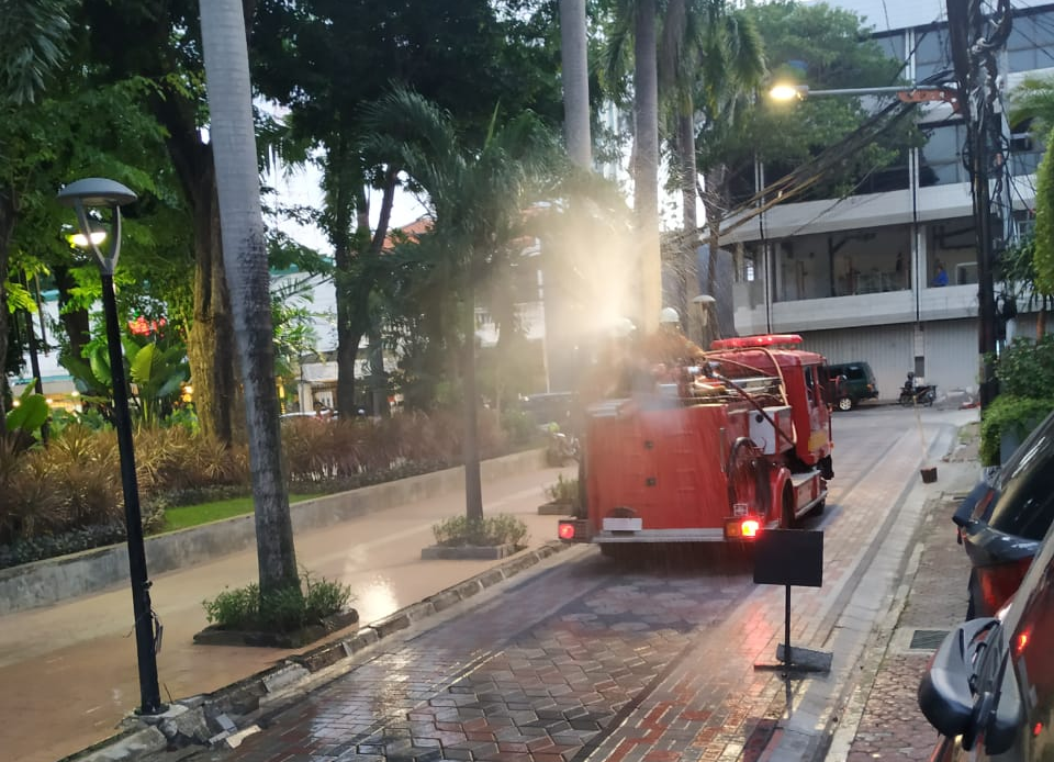 Penyemprotan disinfektan di Bambu Runcing – Suara Surabaya